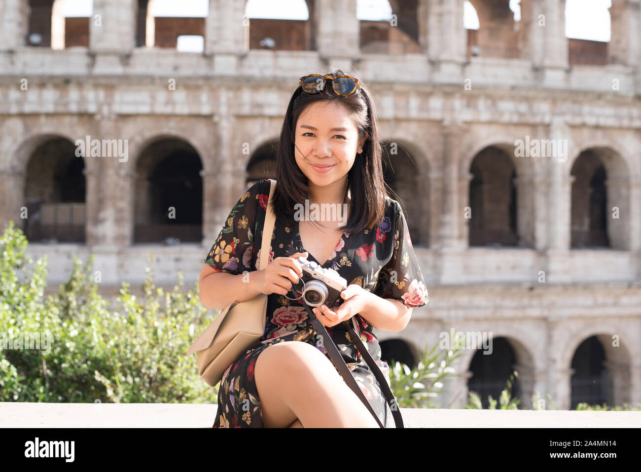 Woman in front of colosseum rome hi-res stock photography and images ...