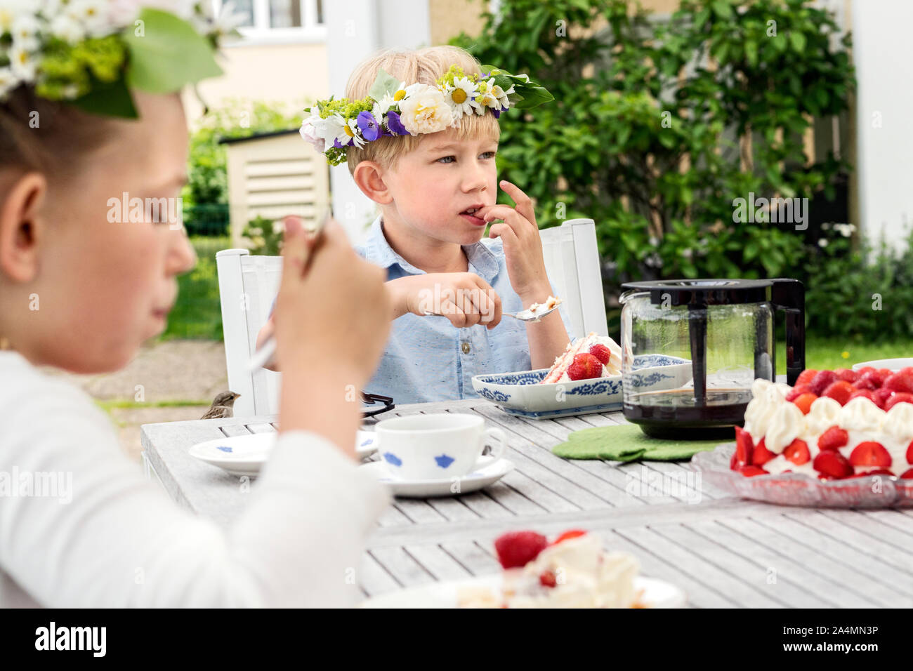 Children eating outside Stock Photo - Alamy