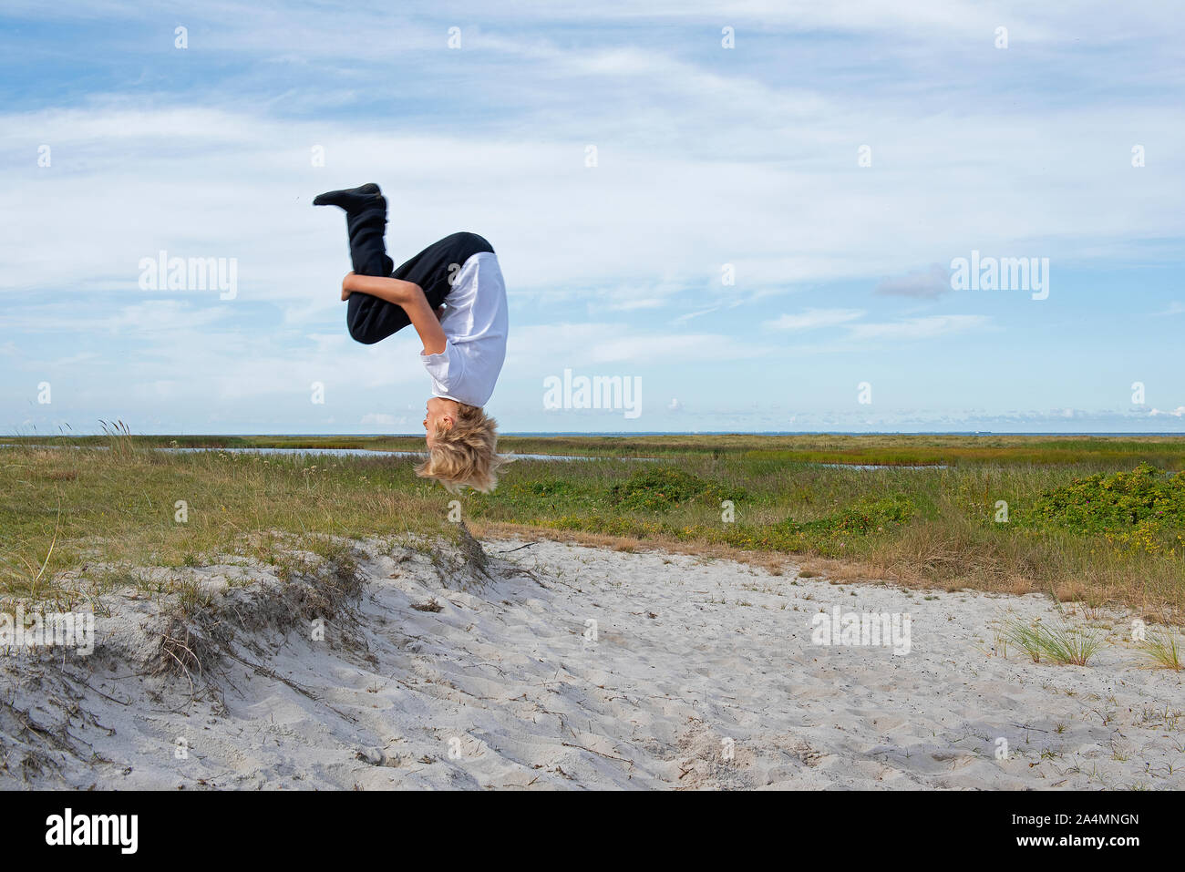 Jumping boys hi-res stock photography and images - Alamy