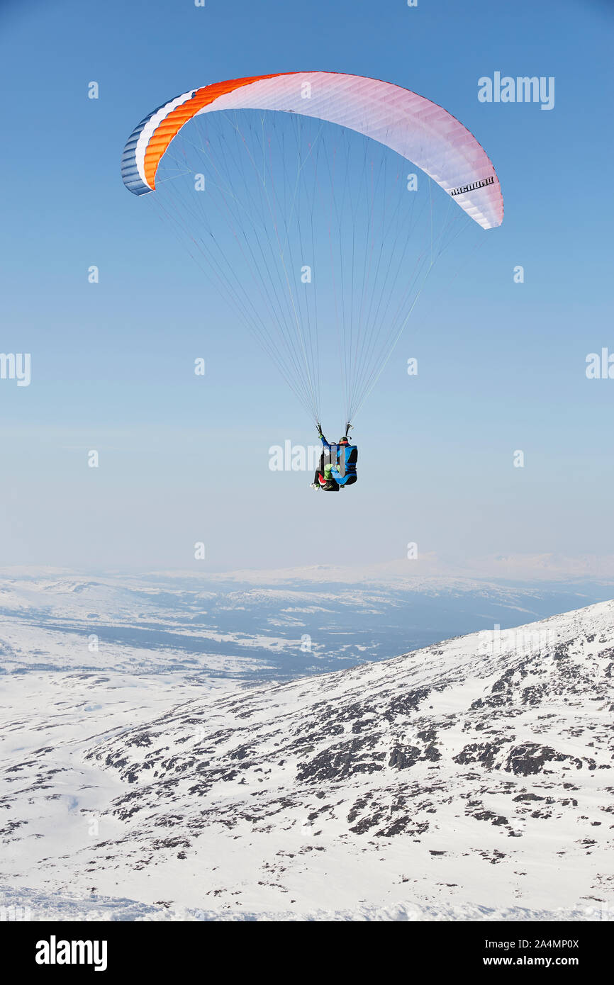 Person paragliding hi-res stock photography and images - Alamy