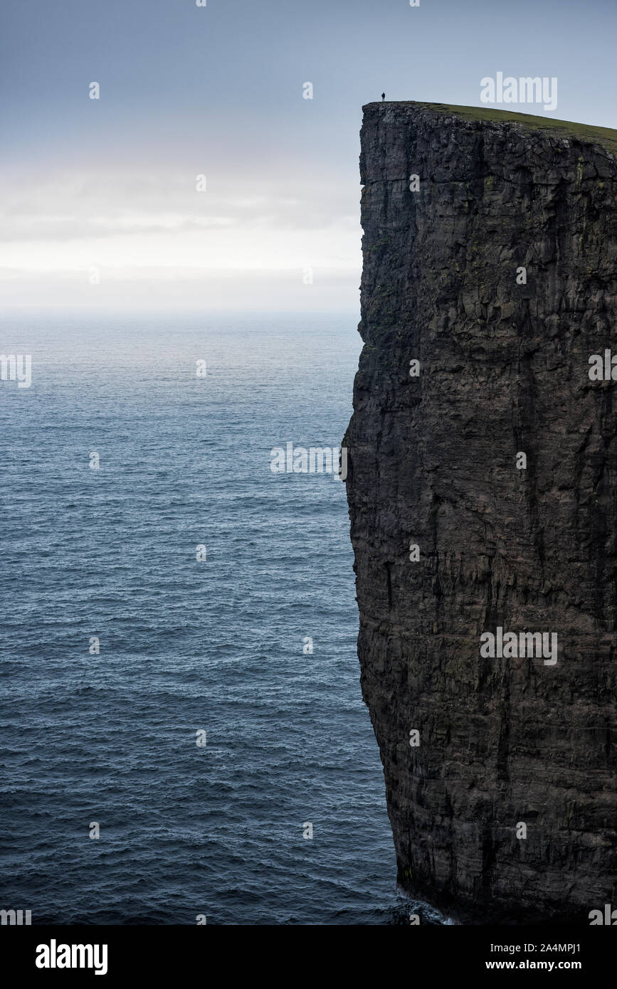 Person standing close to cliff edge hi-res stock photography and images ...