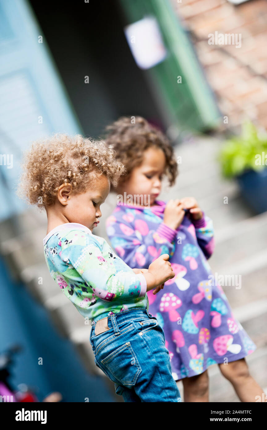 Two girls side by side serious hi-res stock photography and images - Alamy
