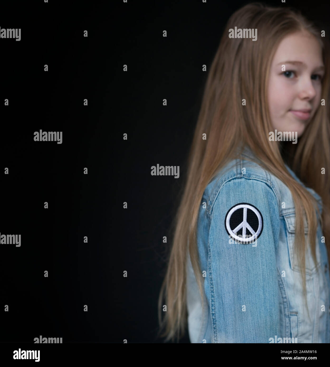 Peace symbol on teenage denim jacket Stock Photo - Alamy