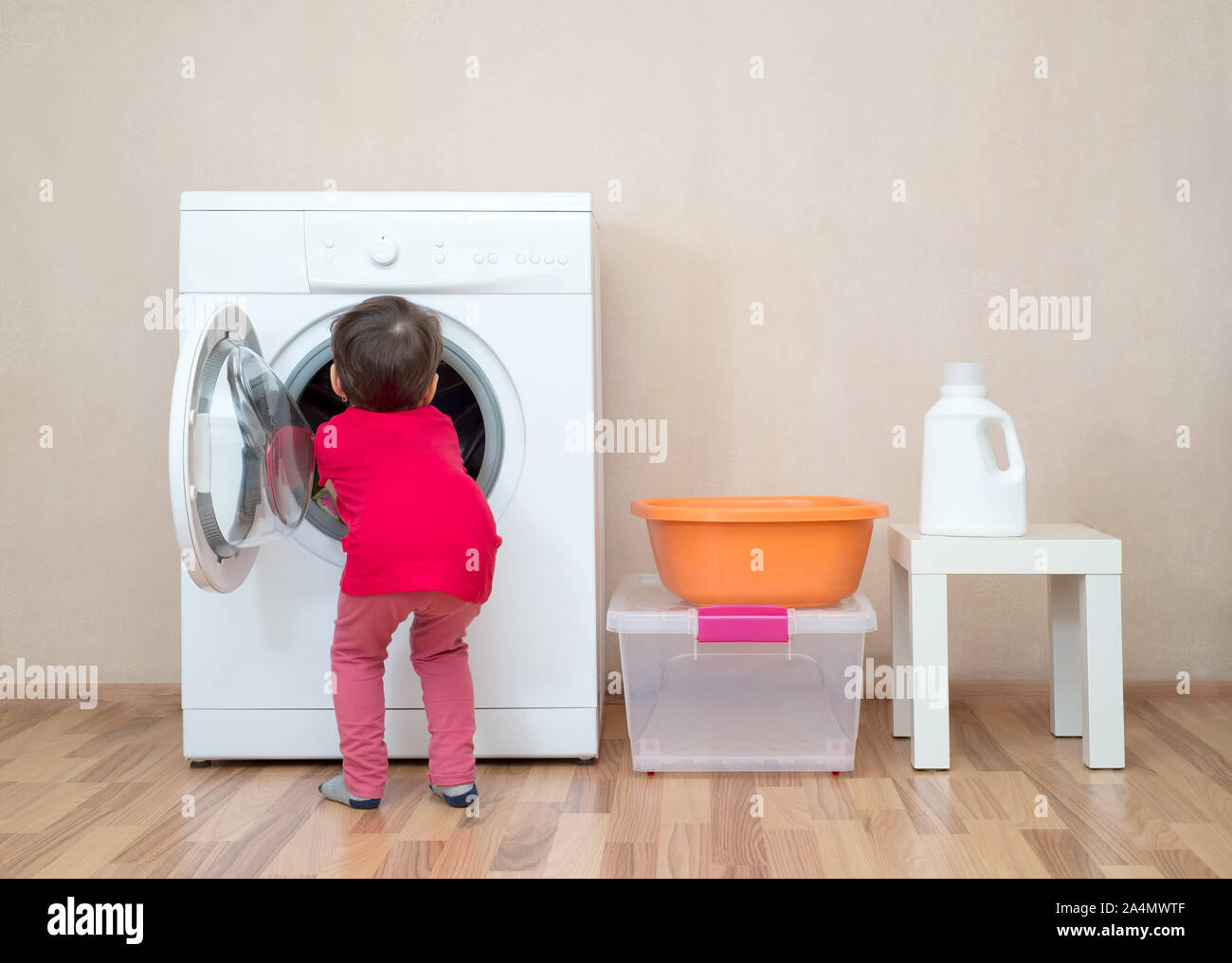 Child girl washing machine hi-res stock photography and images - Alamy