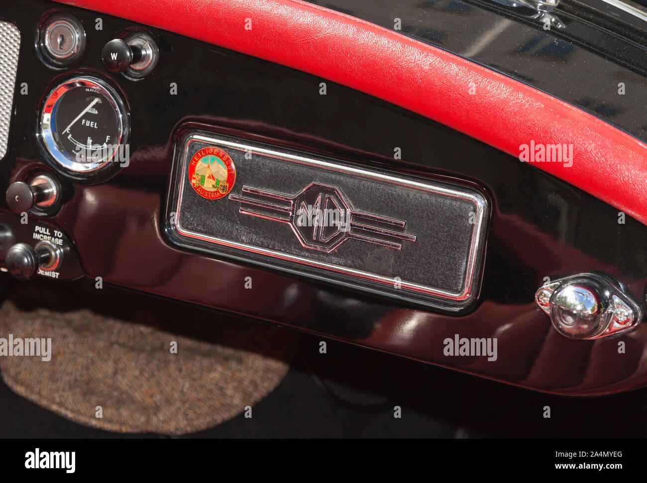 Mg car radiator mascot hi-res stock photography and images - Alamy