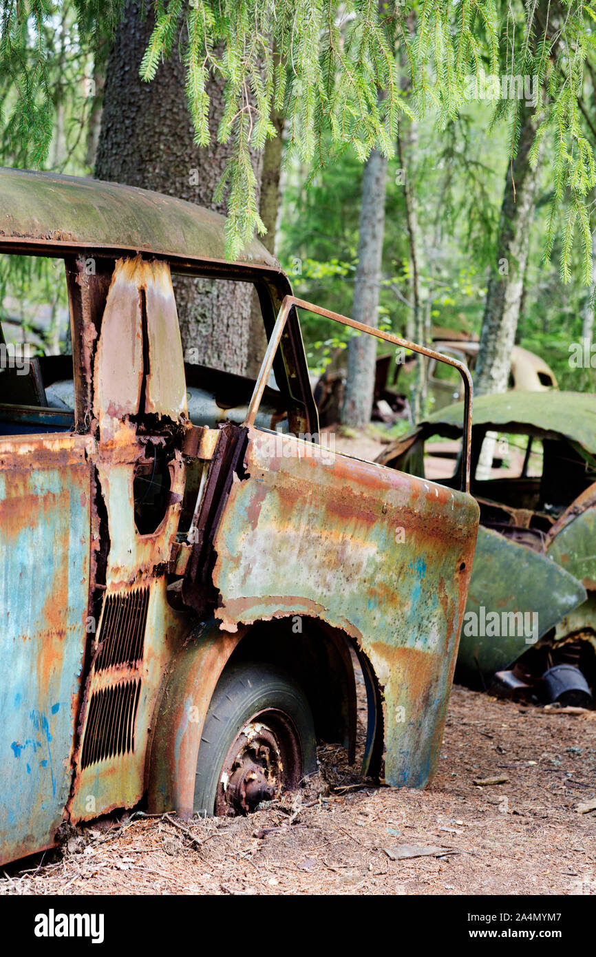Abandoned rusty cars Stock Photo - Alamy