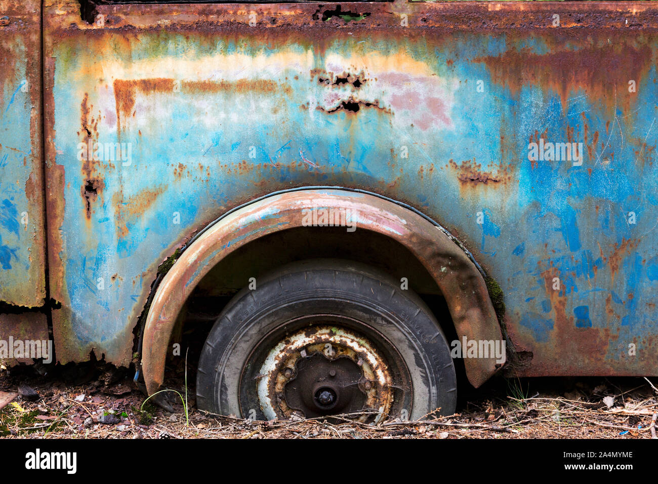 Abandoned rusty car Stock Photo - Alamy