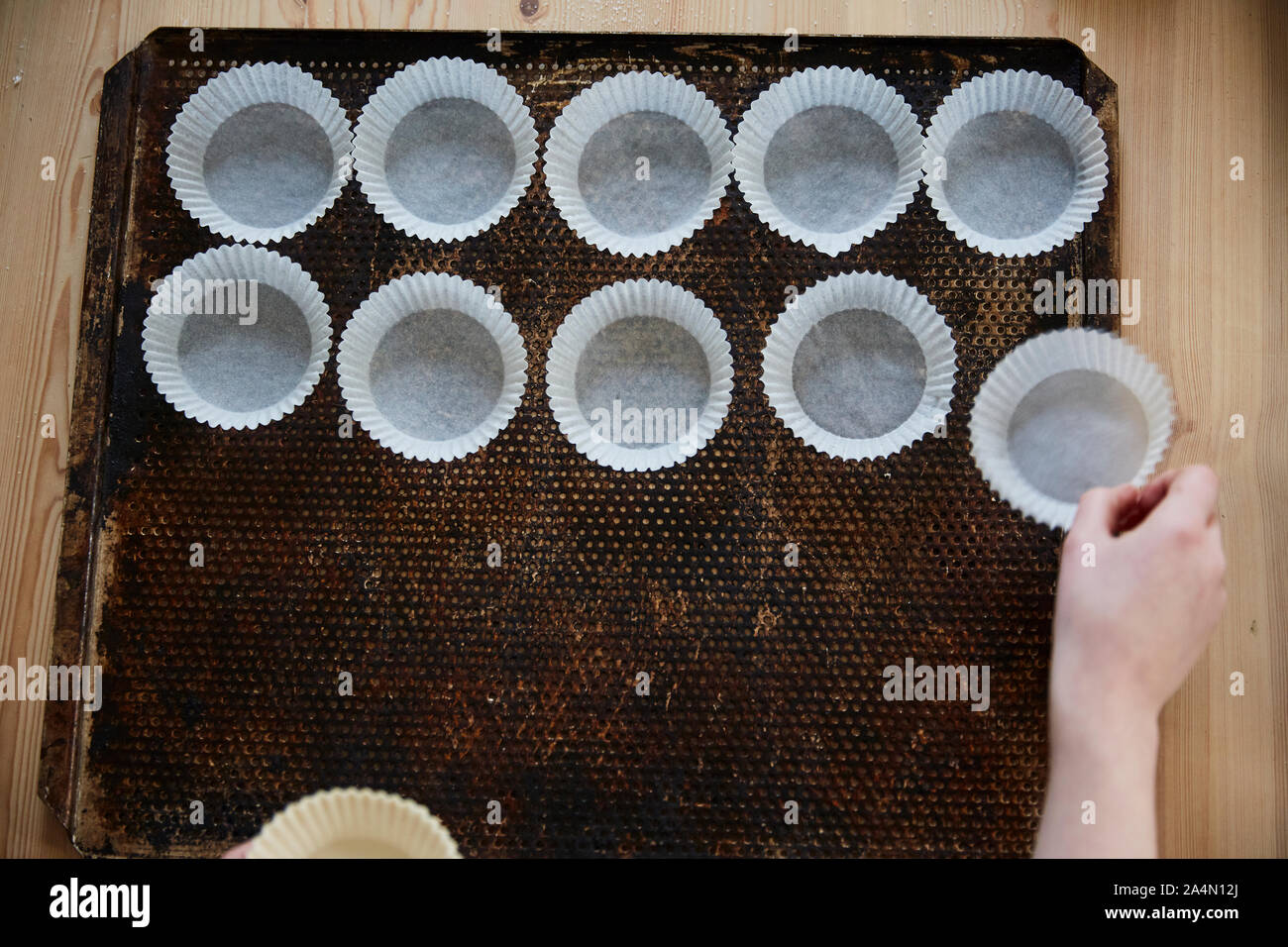 Girls prepare cupcakes hi-res stock photography and images - Alamy