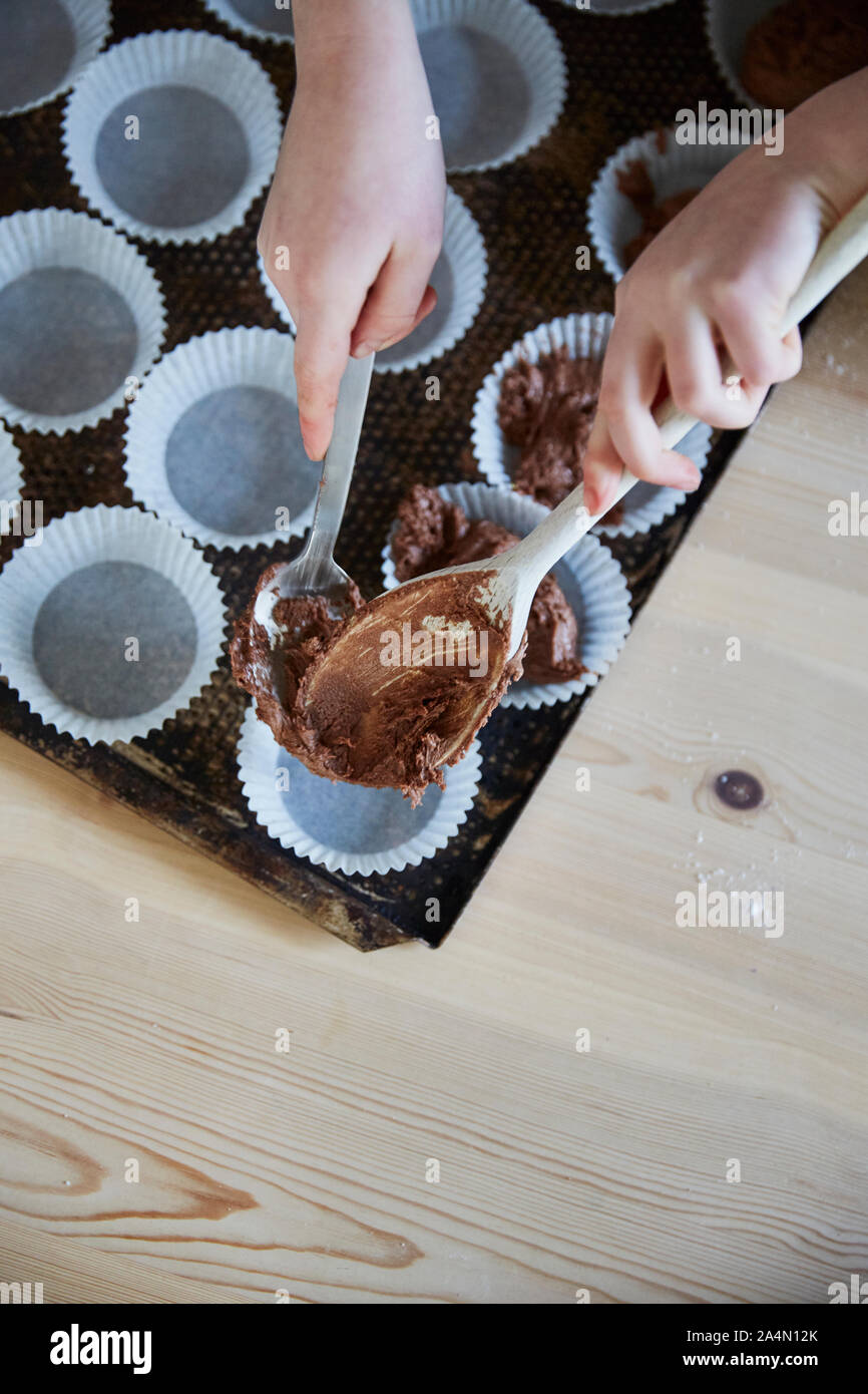 Girls prepare cupcakes hi-res stock photography and images - Alamy