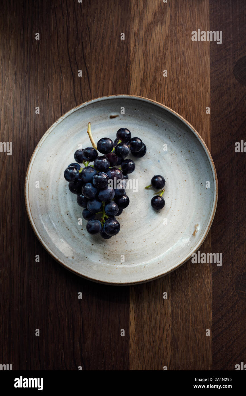 Grapes on plate hi-res stock photography and images - Alamy