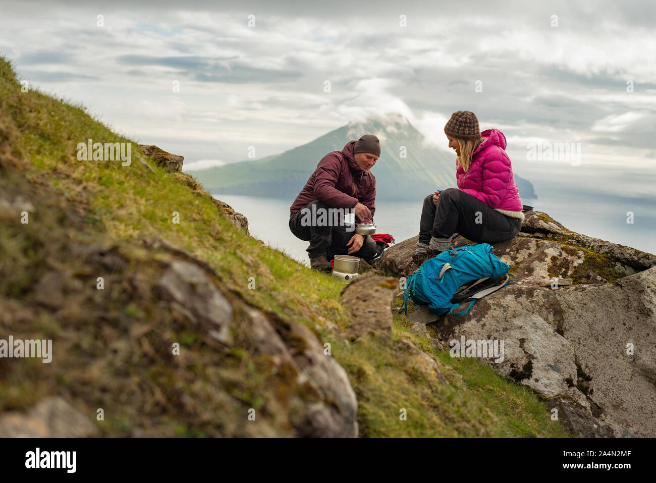 Hikers sitting down hi-res stock photography and images - Alamy