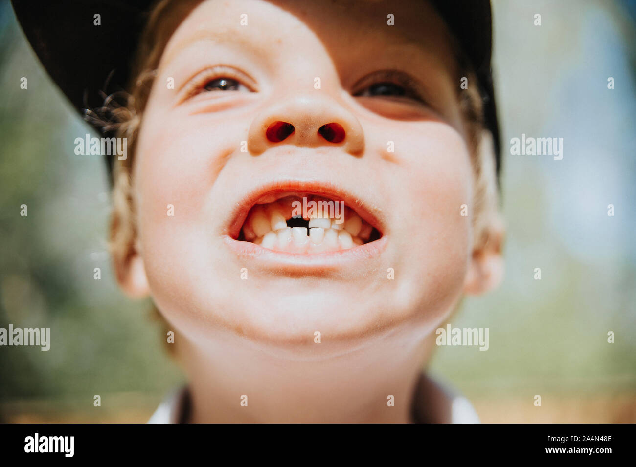 Toothless smiling boy hi-res stock photography and images - Alamy