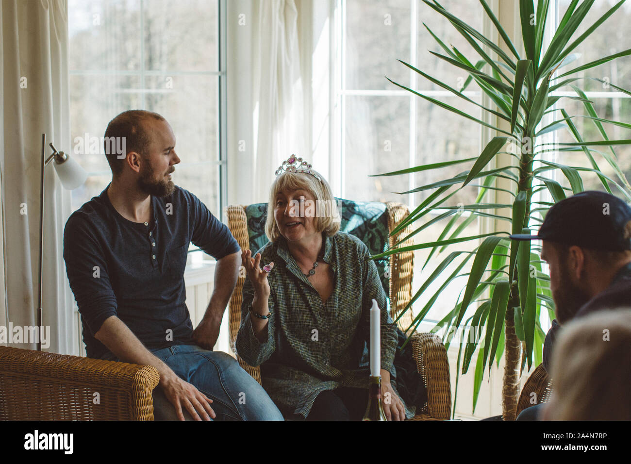 Conversation family hi-res stock photography and images - Alamy