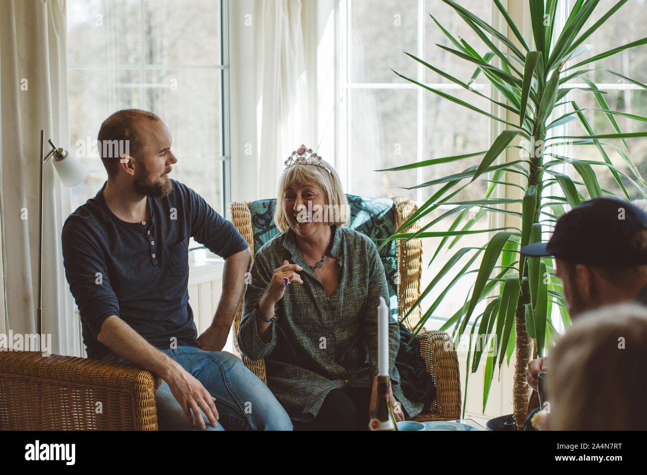 Family conversation home hi-res stock photography and images - Alamy