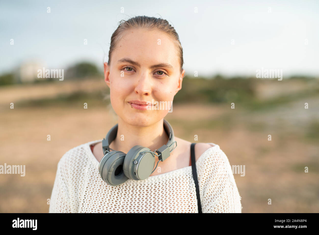 Girls with headphones hi-res stock photography and images - Alamy
