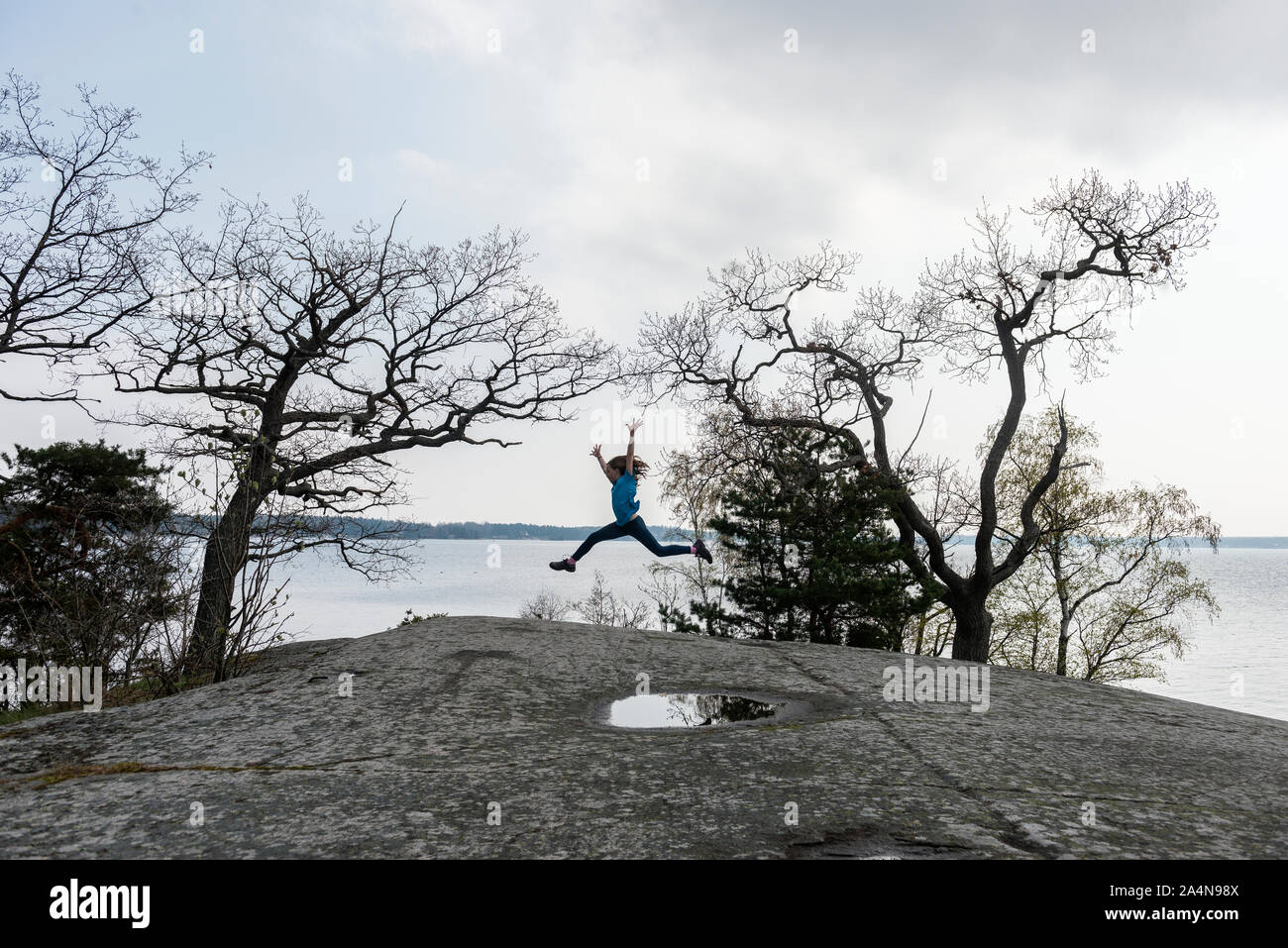 Girls jumping in the lake hi-res stock photography and images - Alamy