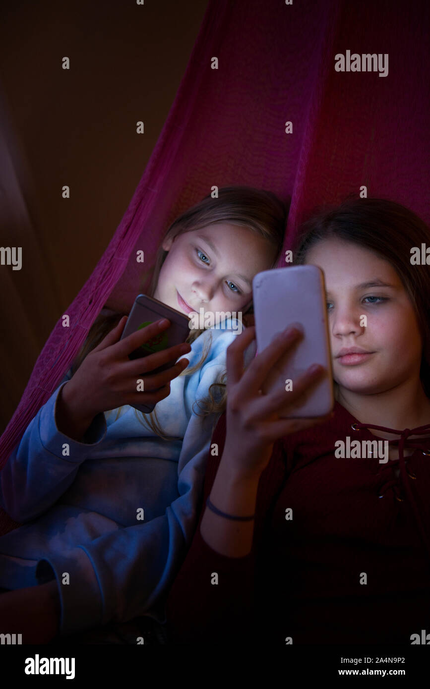 Girls all looking at phones hi-res stock photography and images - Alamy