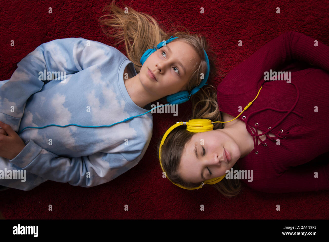 Girls listening music Stock Photo - Alamy