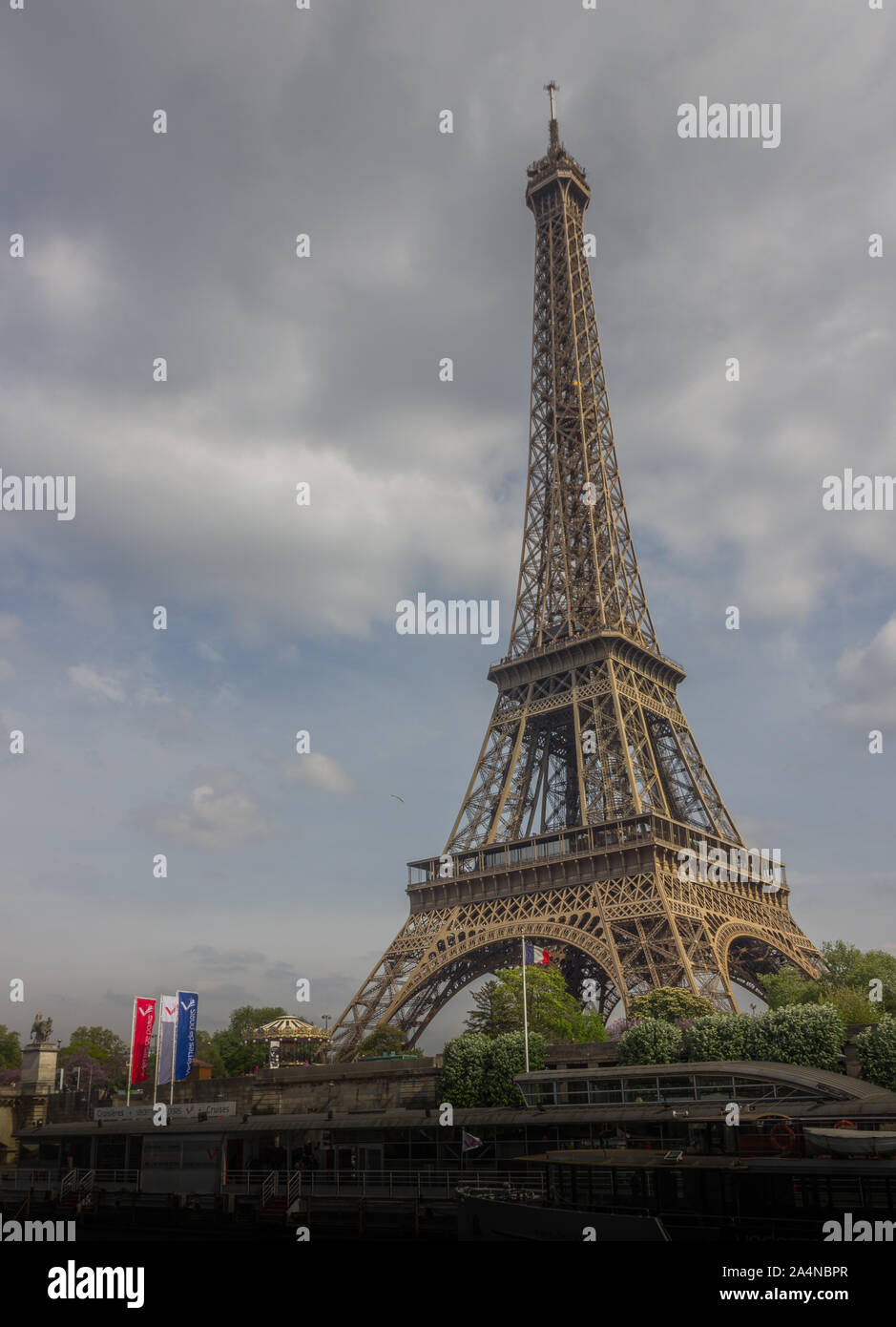 A picture of the Eiffel Tower (Paris Stock Photo - Alamy