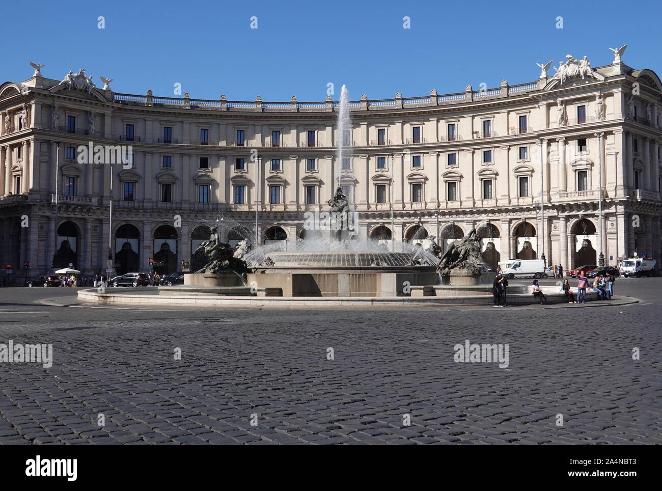 Piazza fountain roundabout hi-res stock photography and images - Alamy