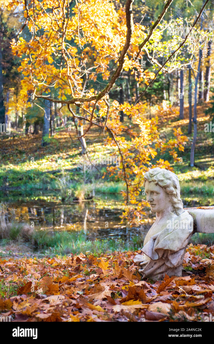 Statue woman leaf hi-res stock photography and images - Alamy