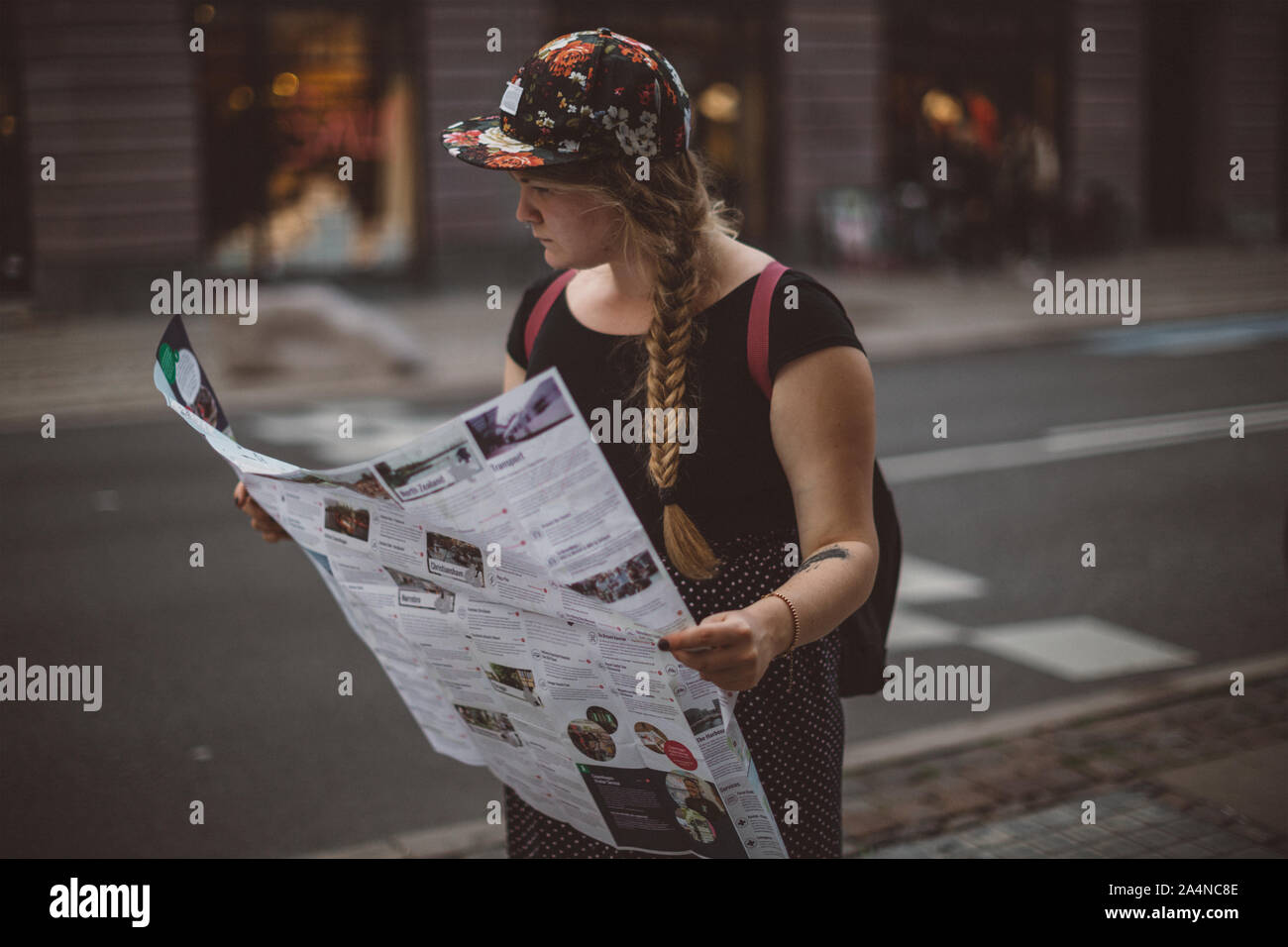 Woman reading map Stock Photo - Alamy