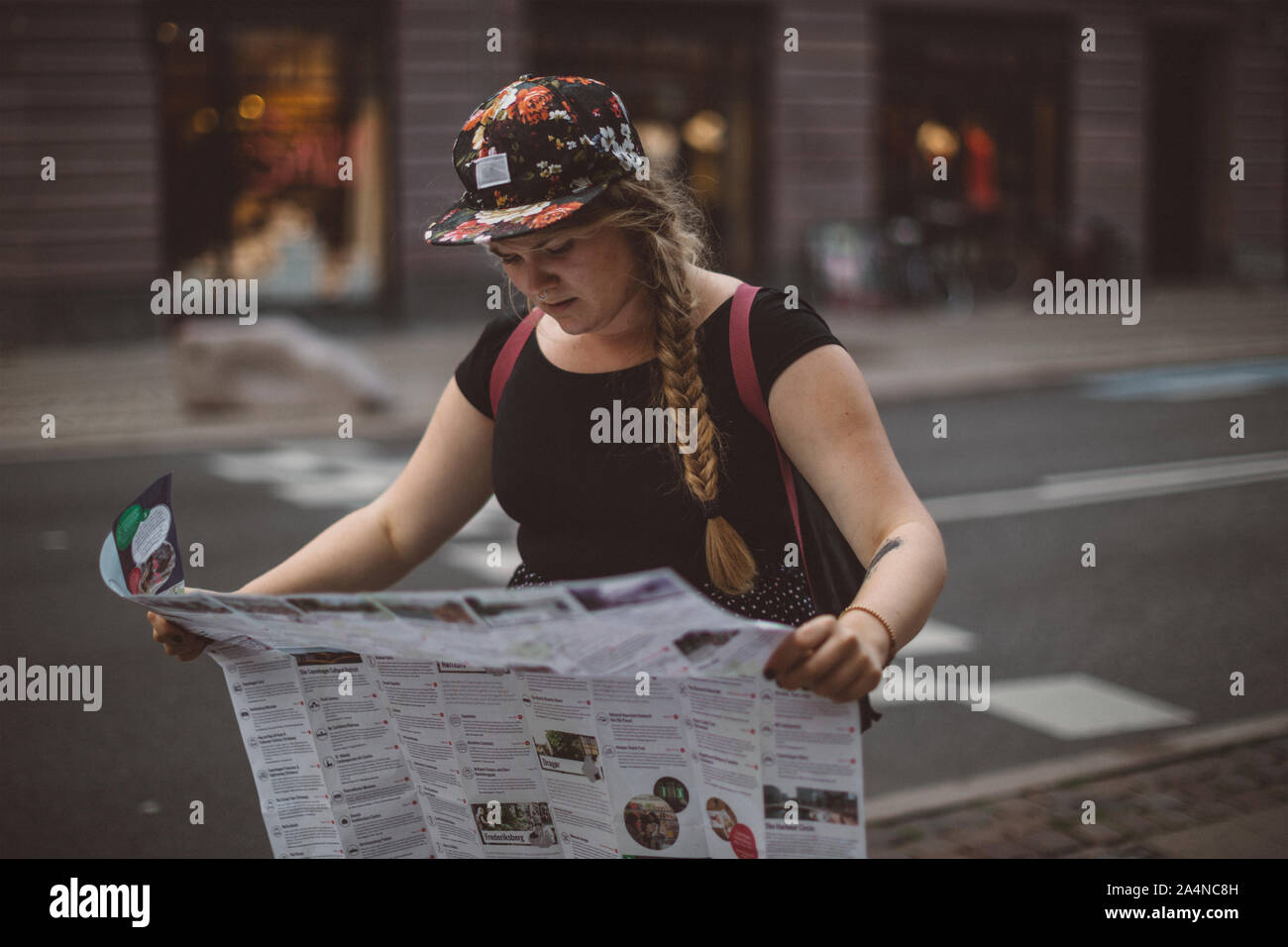 Woman reading map Stock Photo - Alamy