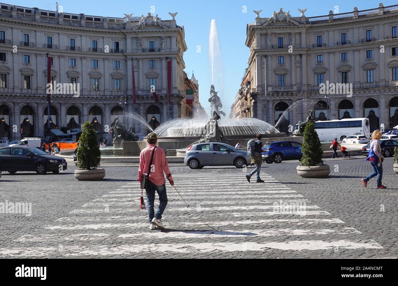 Piazza fountain roundabout hi-res stock photography and images - Alamy