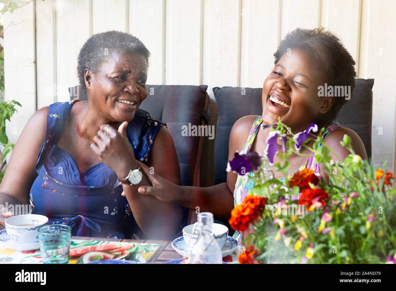 Mother with adult daughter having coffee break Stock Photo - Alamy