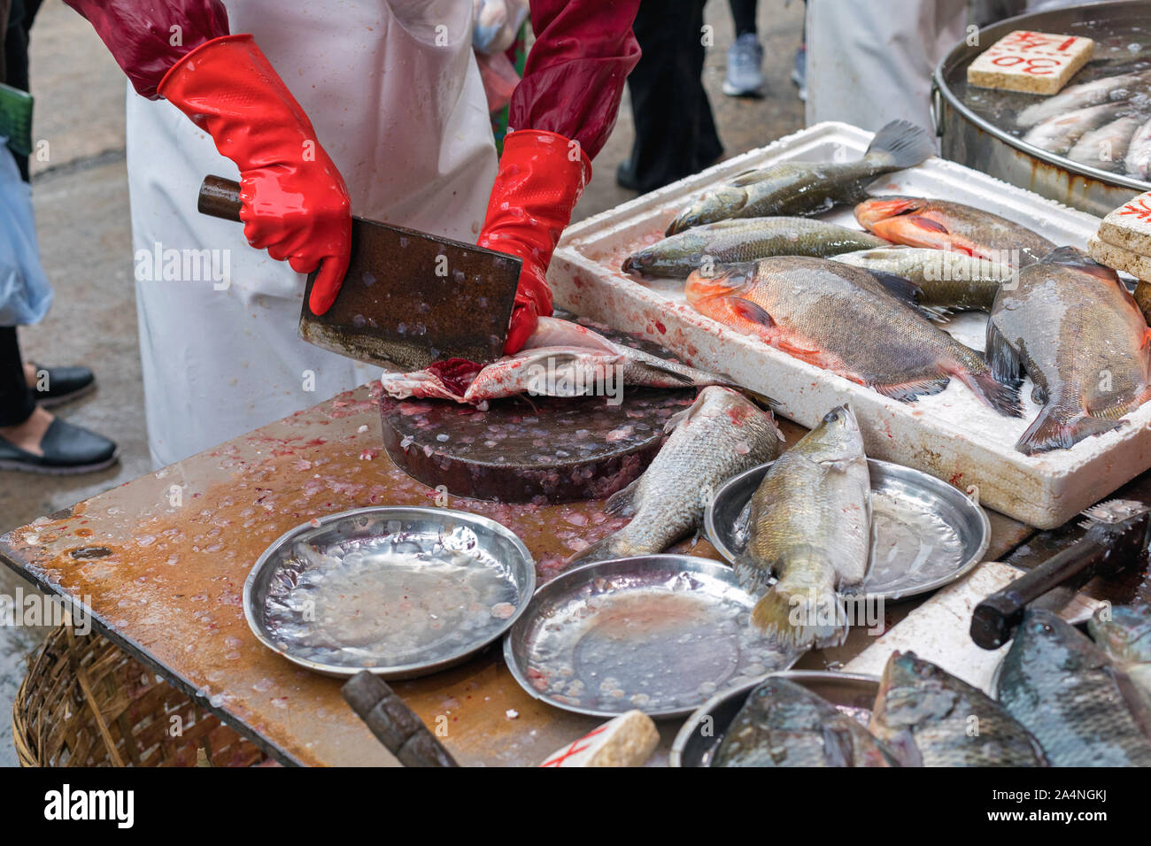 Cutting Fish With Cleaver at Market Stall Stock Photo - Alamy