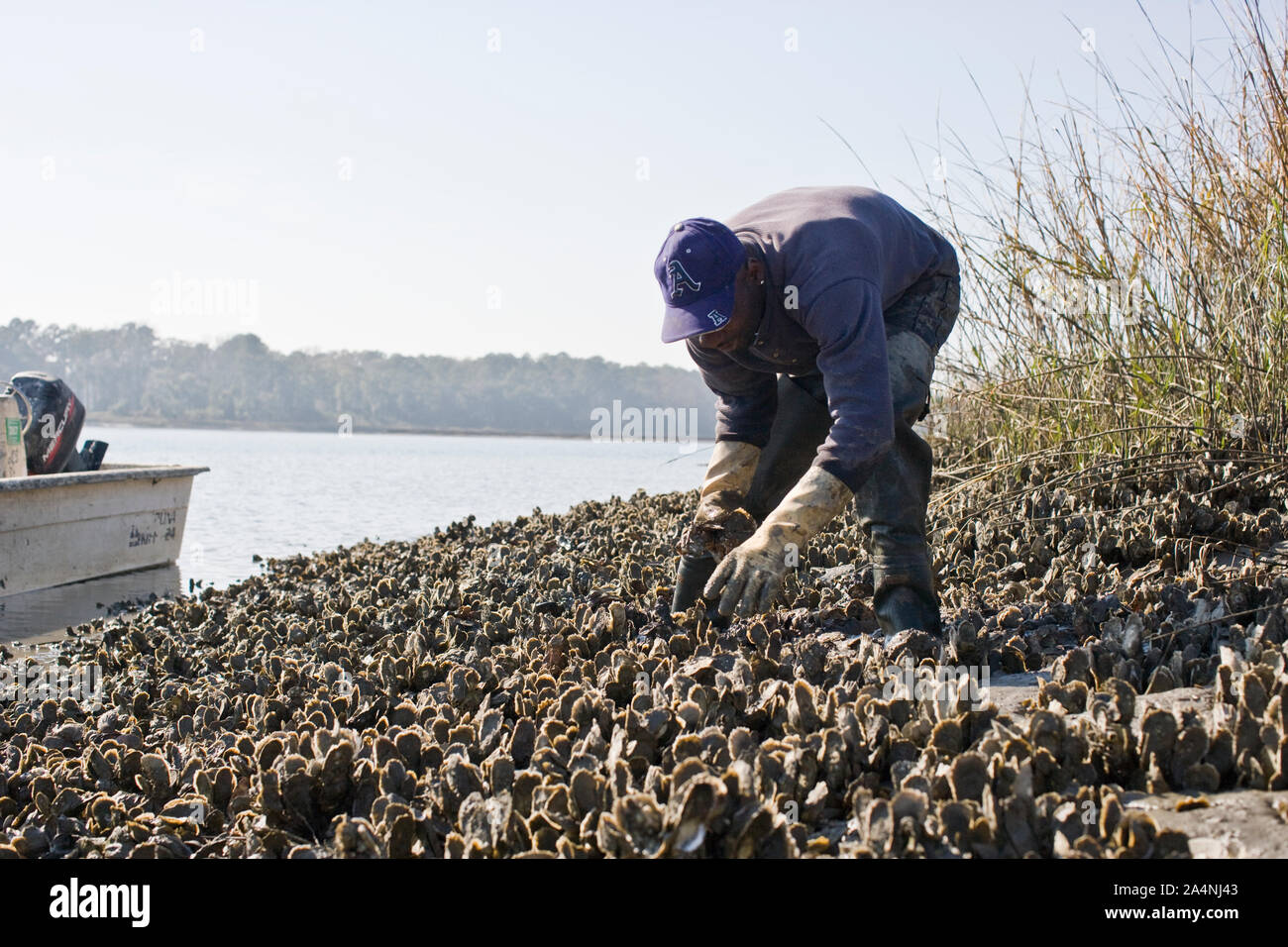 African men collecting water hi-res stock photography and images - Alamy