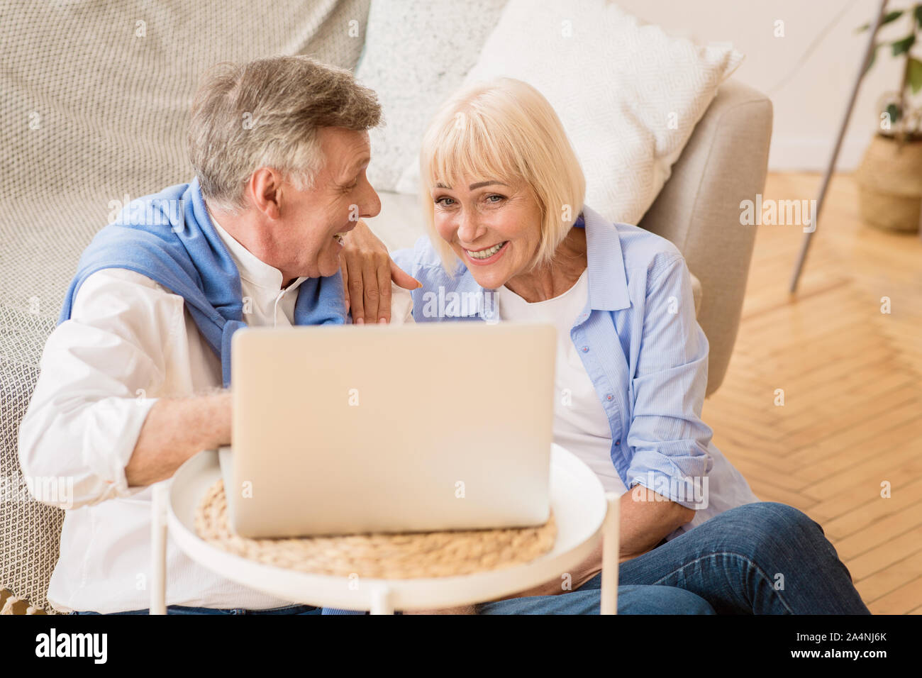 Senior couple laughing computer hi-res stock photography and images - Alamy