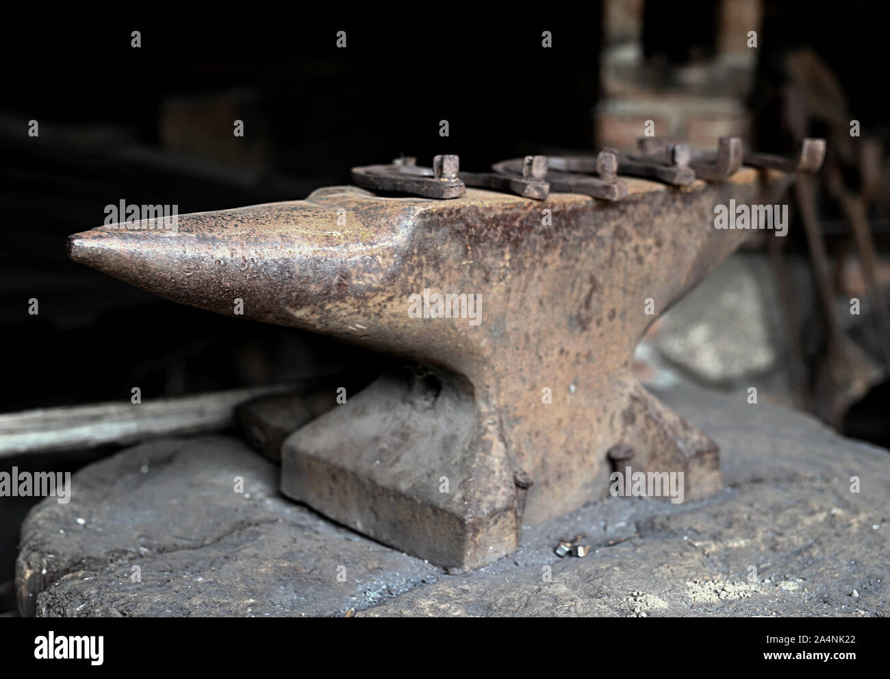 Old anvil hi-res stock photography and images - Alamy