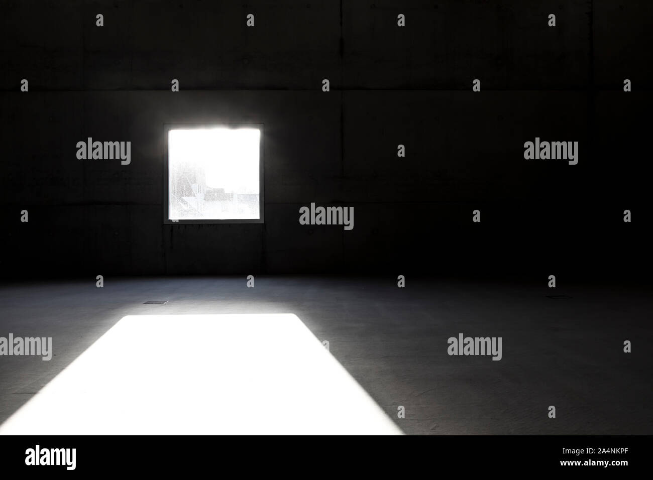 Empty room dark window hi-res stock photography and images - Alamy