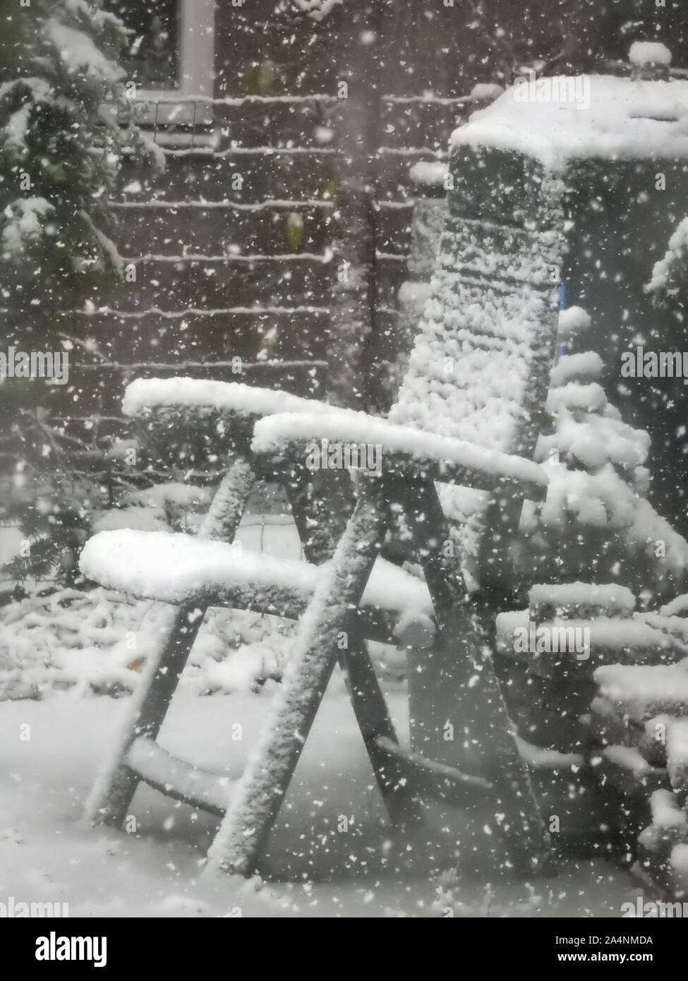 Garden winter chair hi-res stock photography and images - Alamy