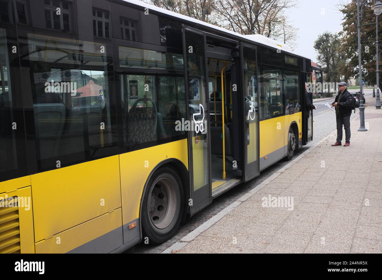 yellow bus transportation public Stock Photo - Alamy