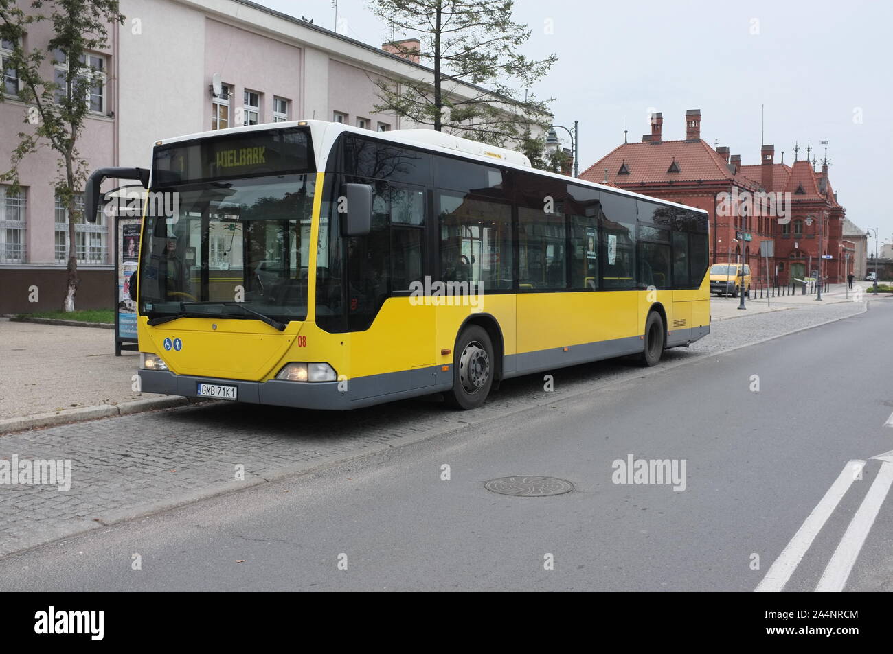 Yellow buss hi-res stock photography and images - Alamy