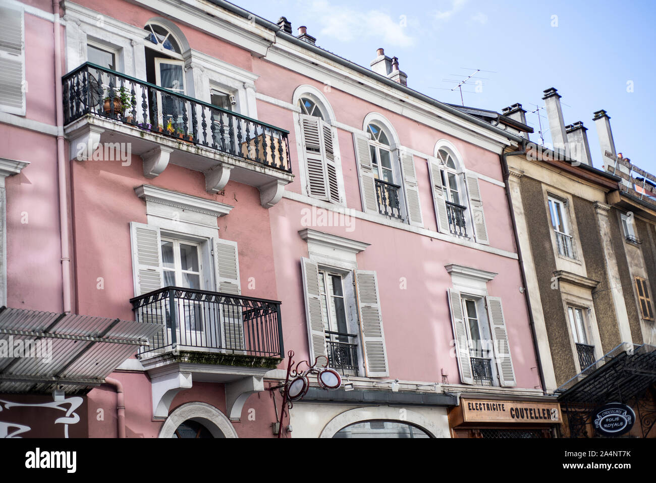 Pink house green shutters hi-res stock photography and images - Alamy