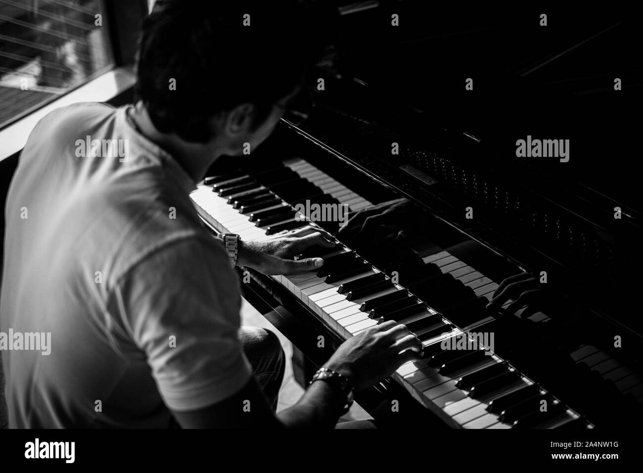Man playing keyboard piano hi-res stock photography and images - Alamy