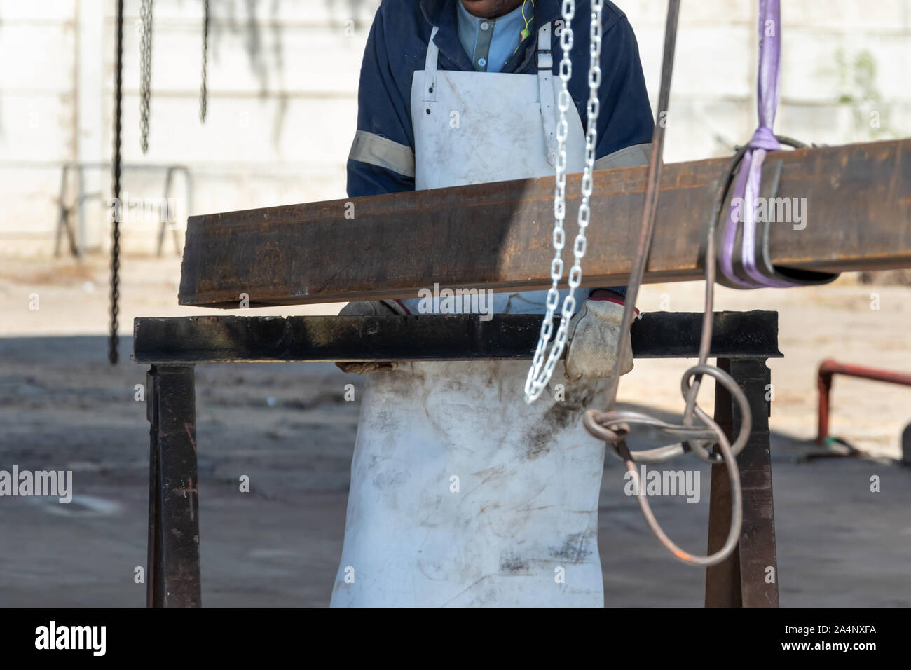 Worker crane lifting weights and a chain hoisting weight Stock Photo ...