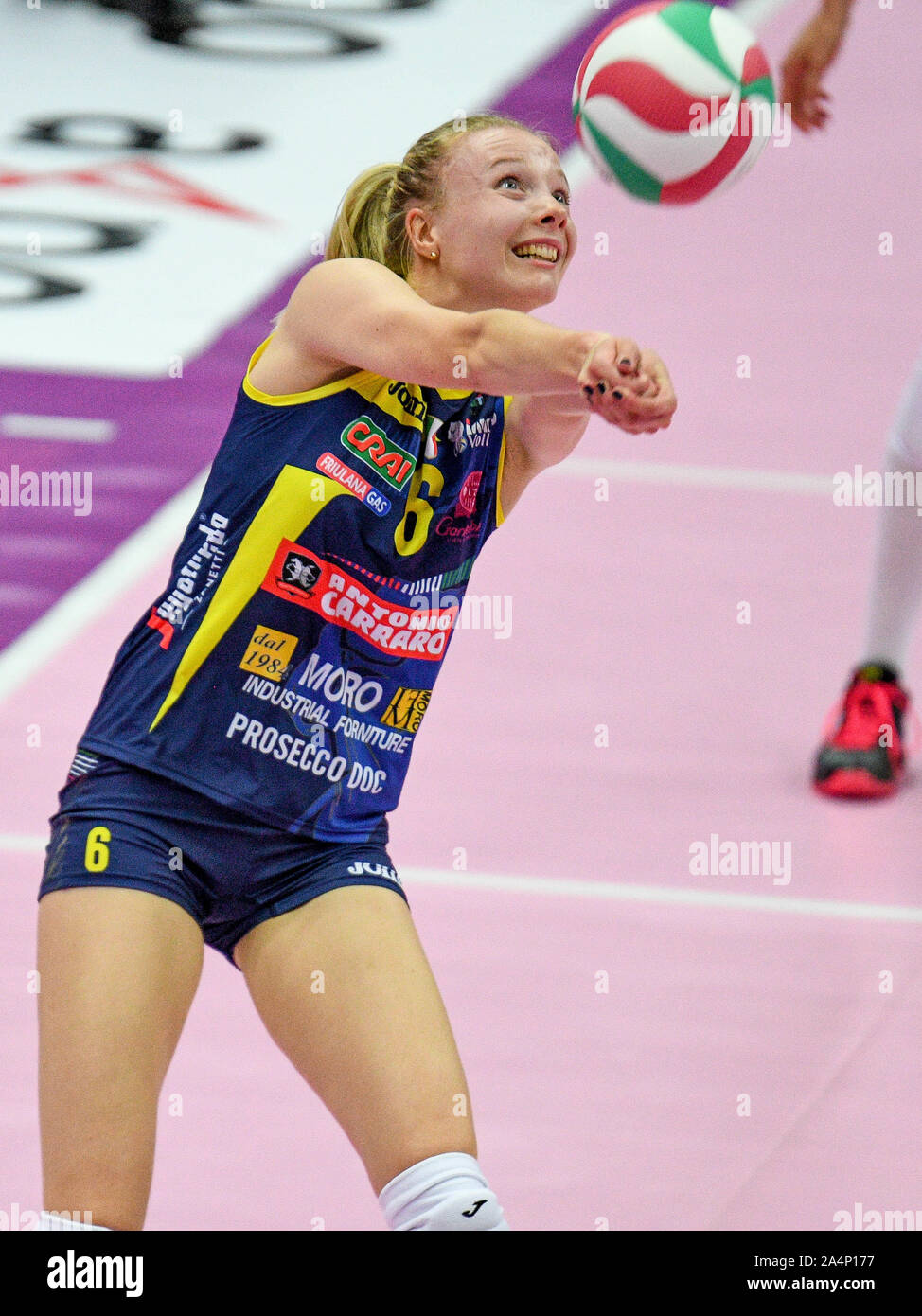 Italian women hi-res stock photography and images - Alamy