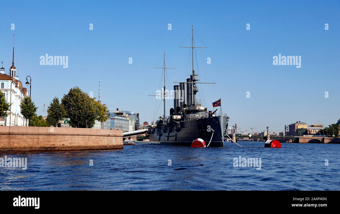 Warships at anchor warships hi-res stock photography and images - Alamy
