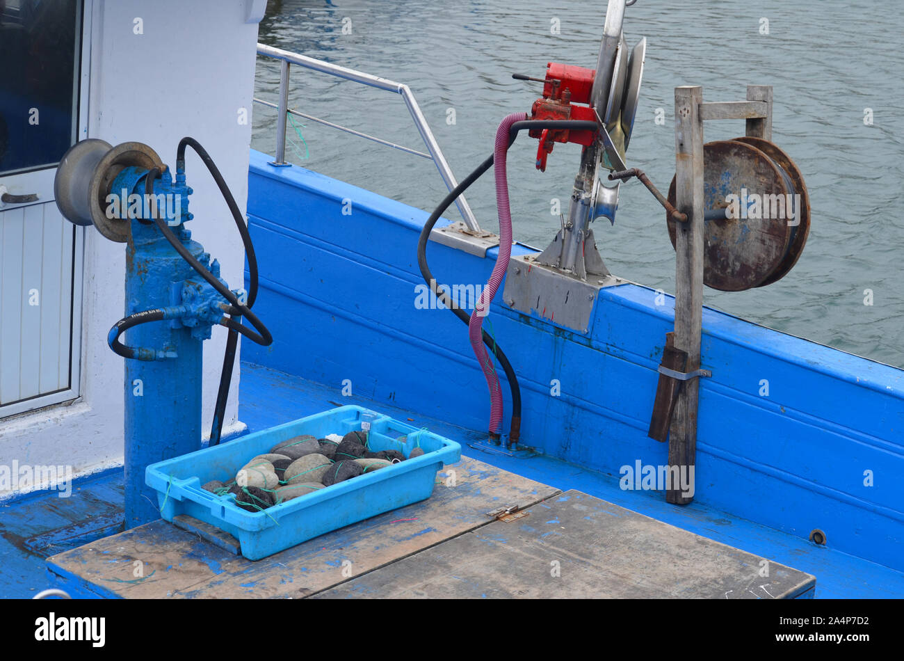 Artisanal deep-set handline fishing vessels and fishing gear at Ponta ...