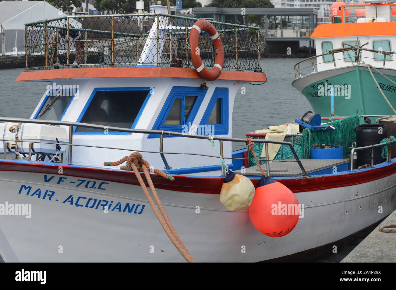 Handlines hi-res stock photography and images - Alamy