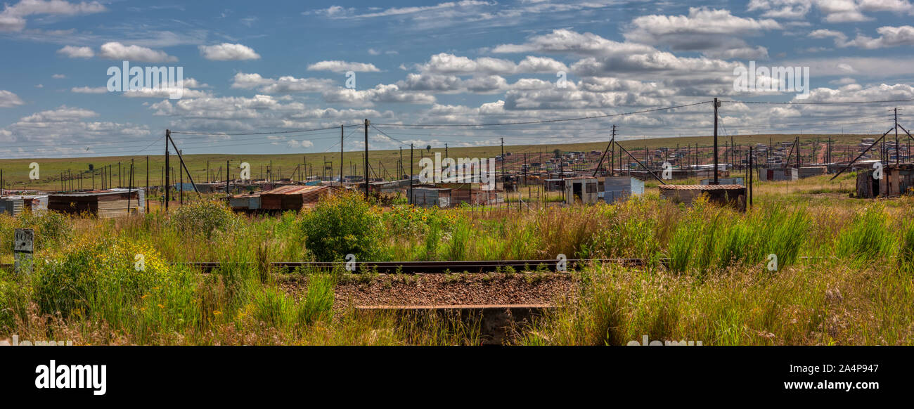 South African ghetto along a highway in Gauteng province Stock Photo ...
