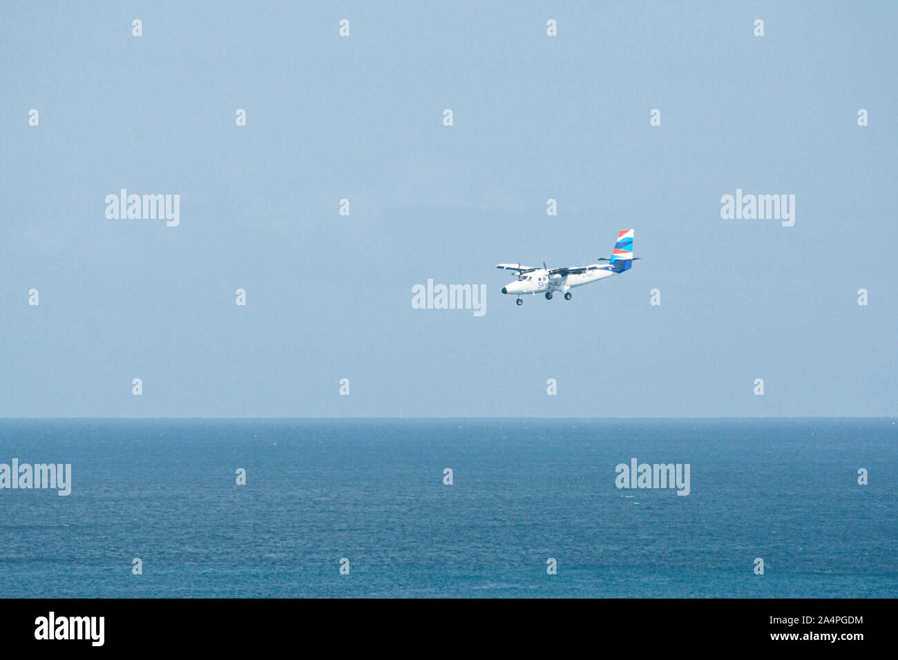 Isles of Scilly Skybus G-ISSG De Havilland Twin Otter approaching St ...