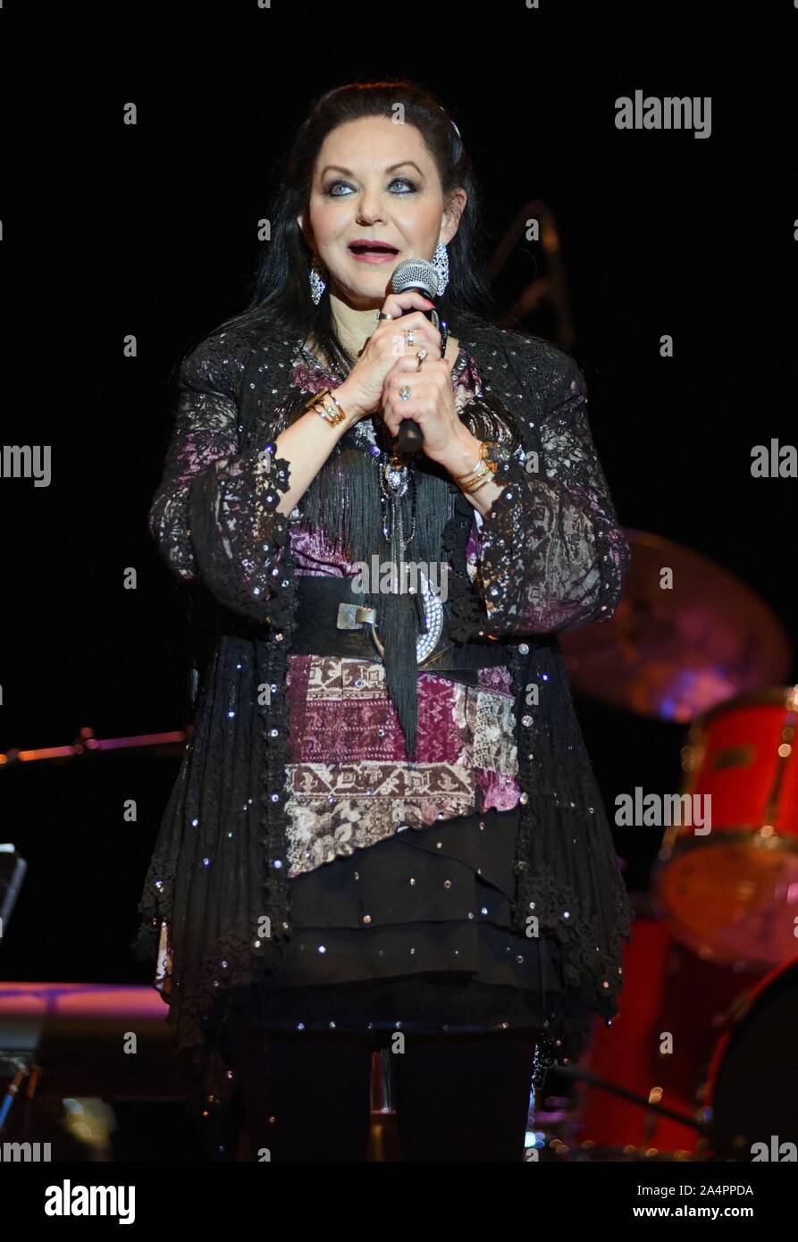 Crystal gayle in concert in hi-res stock photography and images - Alamy