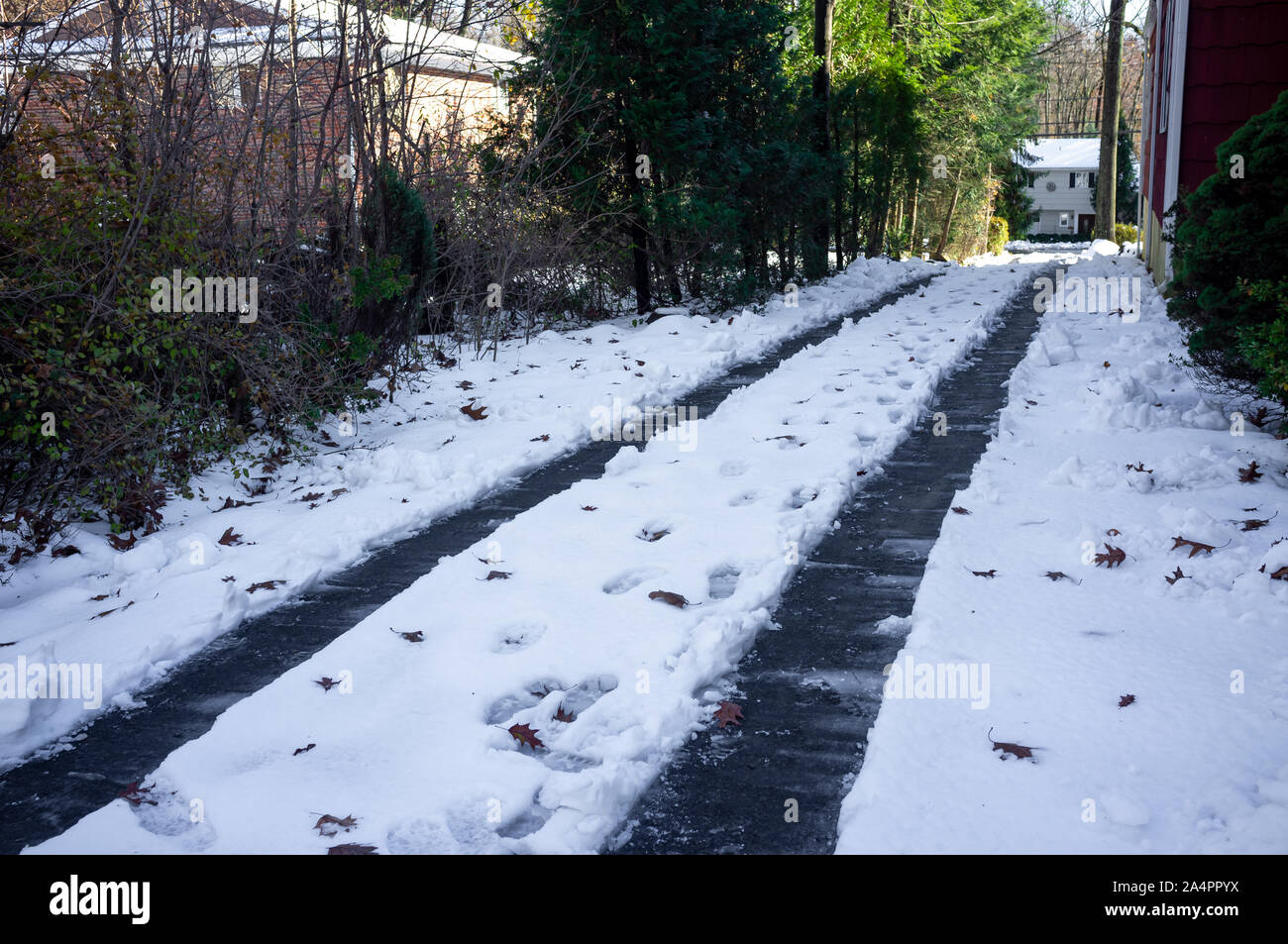 Driveway car hi-res stock photography and images - Alamy