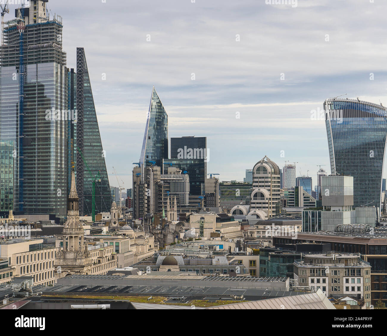 London glass buildings hi-res stock photography and images - Alamy