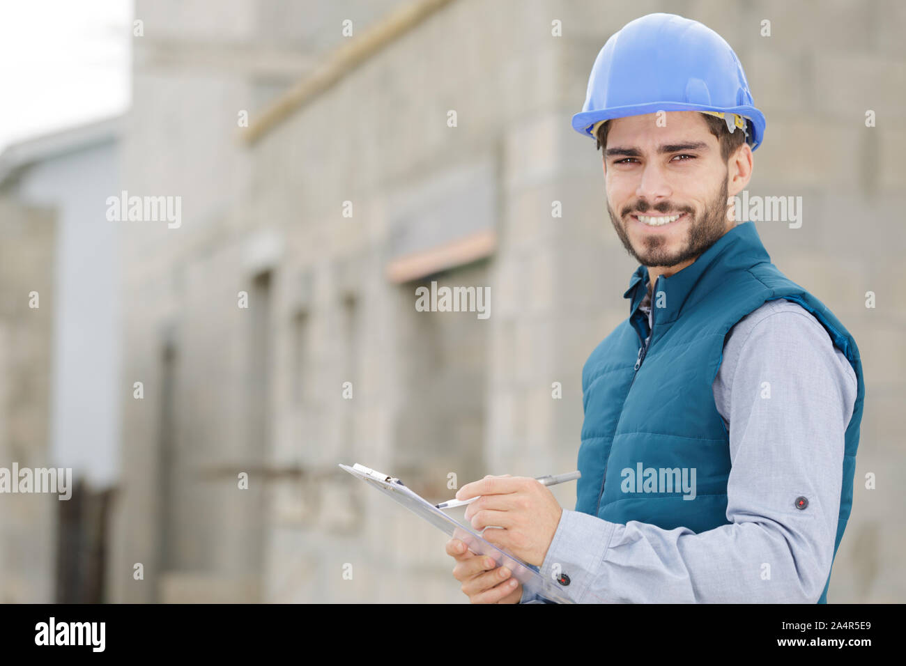 young attractive builder man on his 20s posing happy confident Stock ...